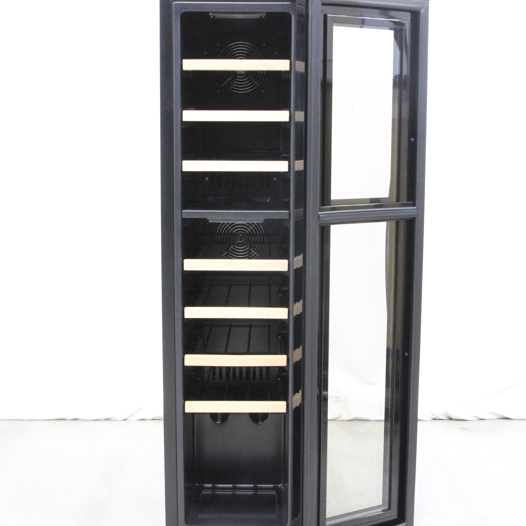 【中古】〔展示品〕 コンプレッサー式18本用ワインセラー DCF-C18W [18本 ／右開き] [2133036918198] - リコレ！|ビックカメラグループ ソフマップの中古通販サイト