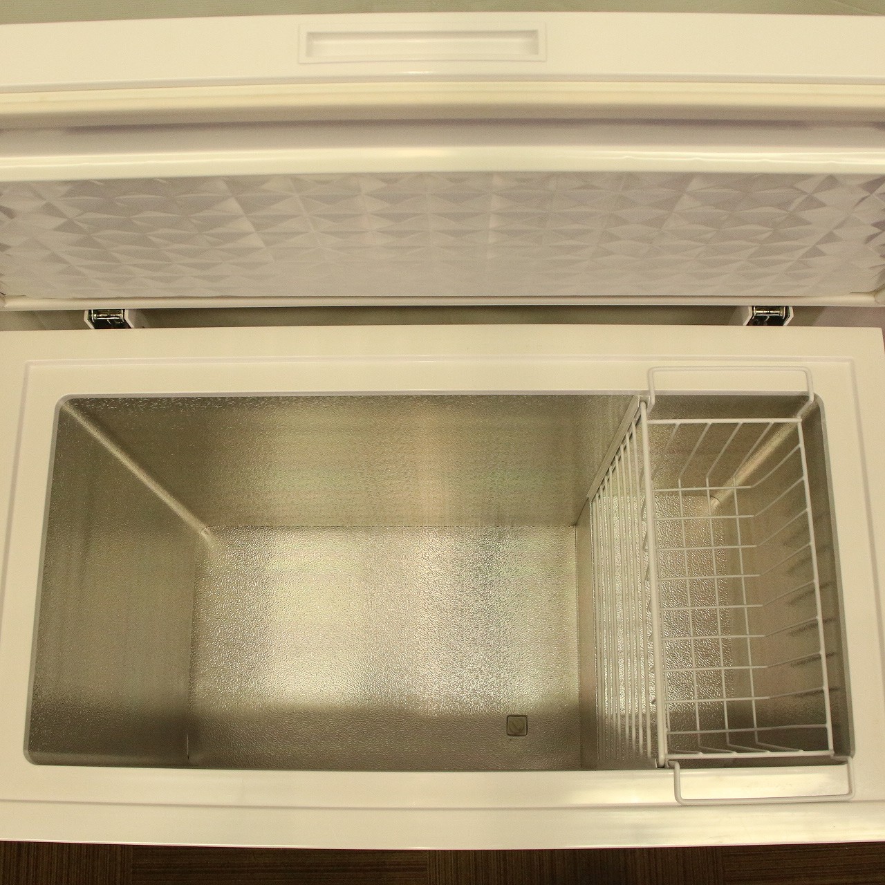 【中古】〔展示品〕 冷凍庫 ホワイト ACF-205C [1ドア ／上開き ／205L] [2133050382272] - リコレ！|ビックカメラグループ ソフマップの中古通販サイト